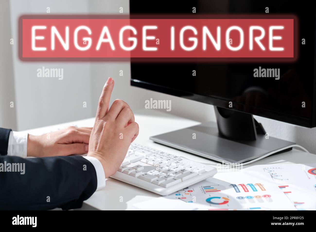 Woman upset on lap top hi-res stock photography and images - Alamy