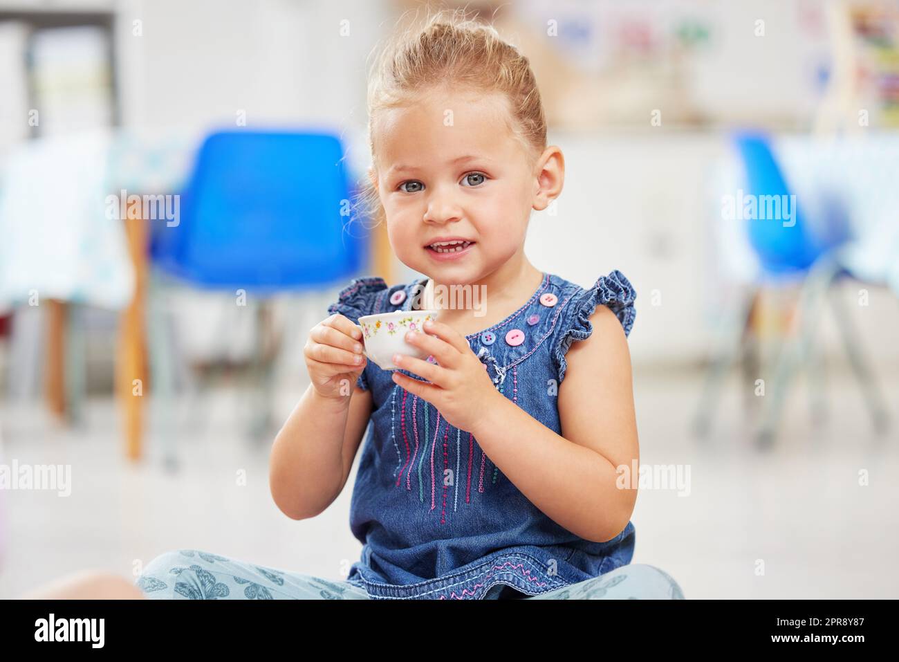 Social little girl hi-res stock photography and images - Alamy