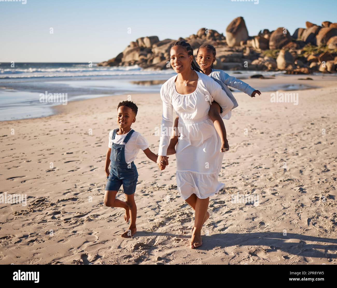 Children sitting back to back hi-res stock photography and images - Alamy