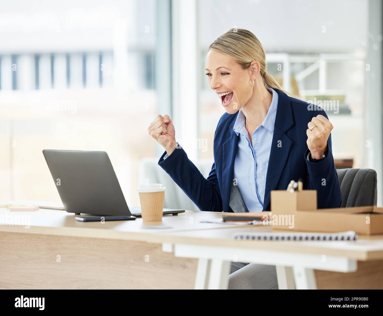 Entrepreneur woman computer cheering hi-res stock photography and ...
