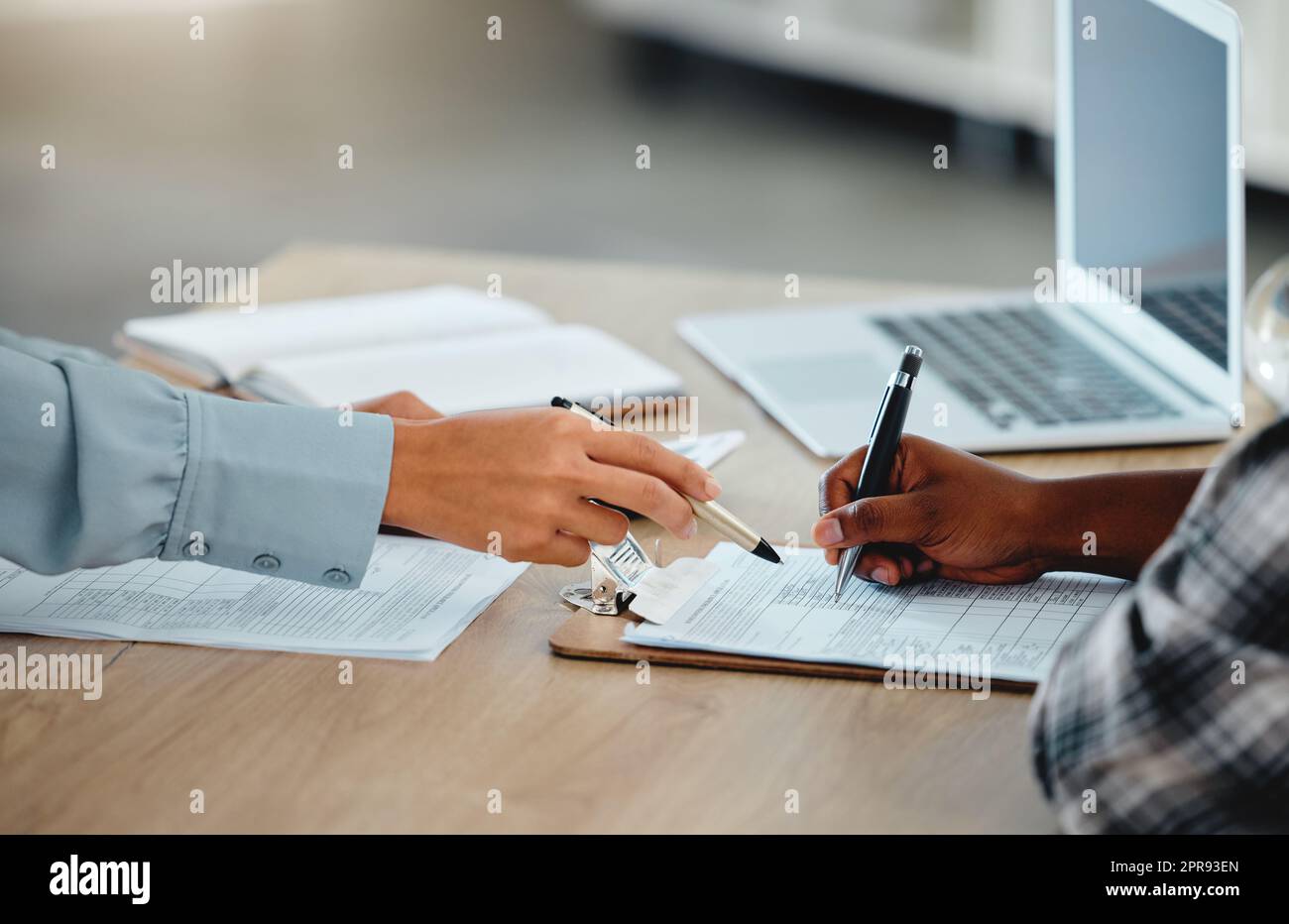 Bank worker hi-res stock photography and images - Alamy