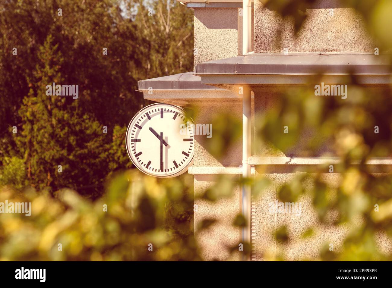 Time clock building exterior hi-res stock photography and images - Alamy