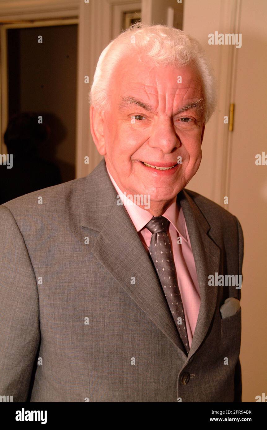Barry cryer hi-res stock photography and images - Alamy