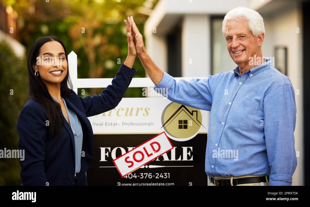 Real estate agent sign hi-res stock photography and images - Alamy