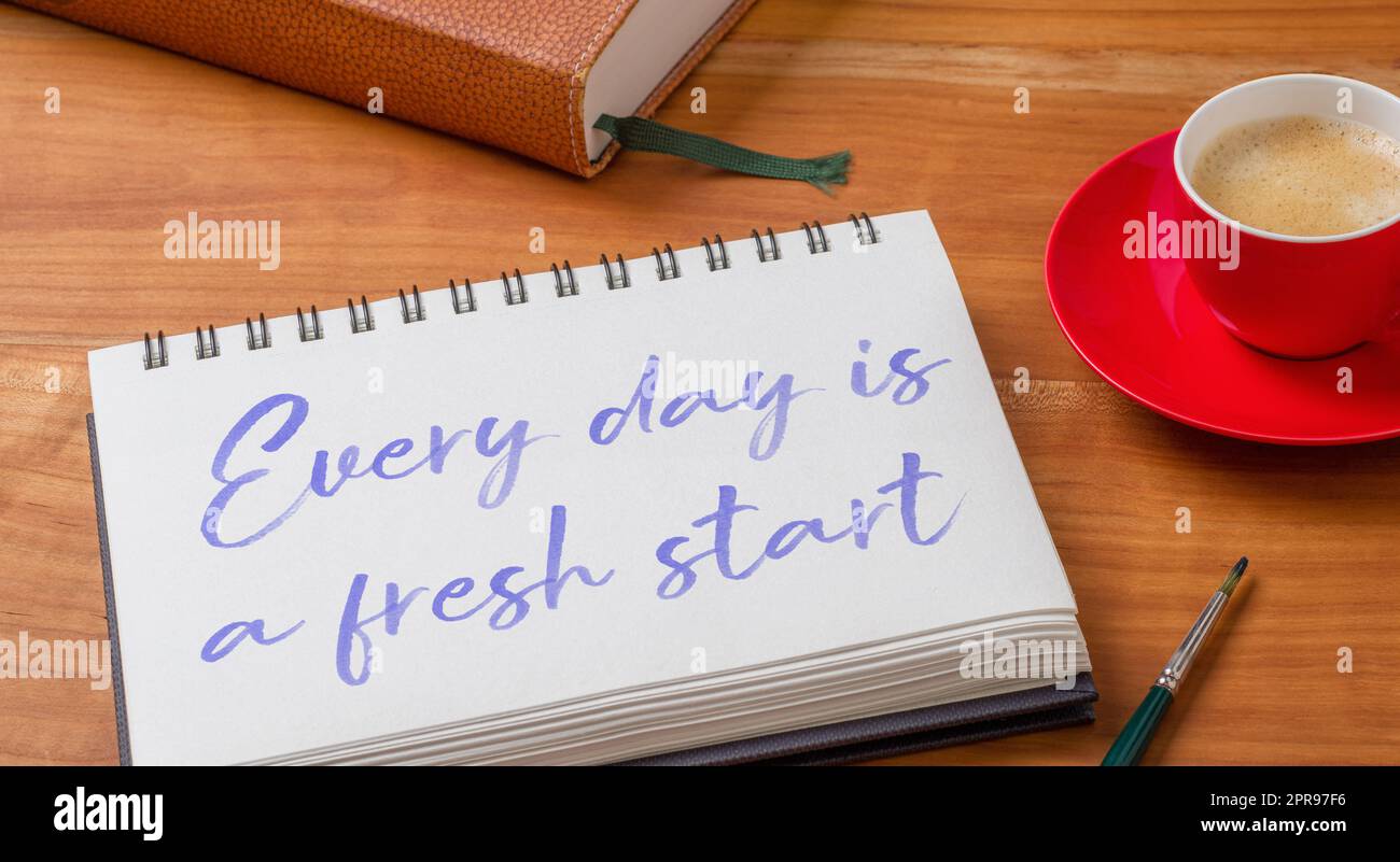 Notepad on a desk - Every day is a fresh start Stock Photo - Alamy