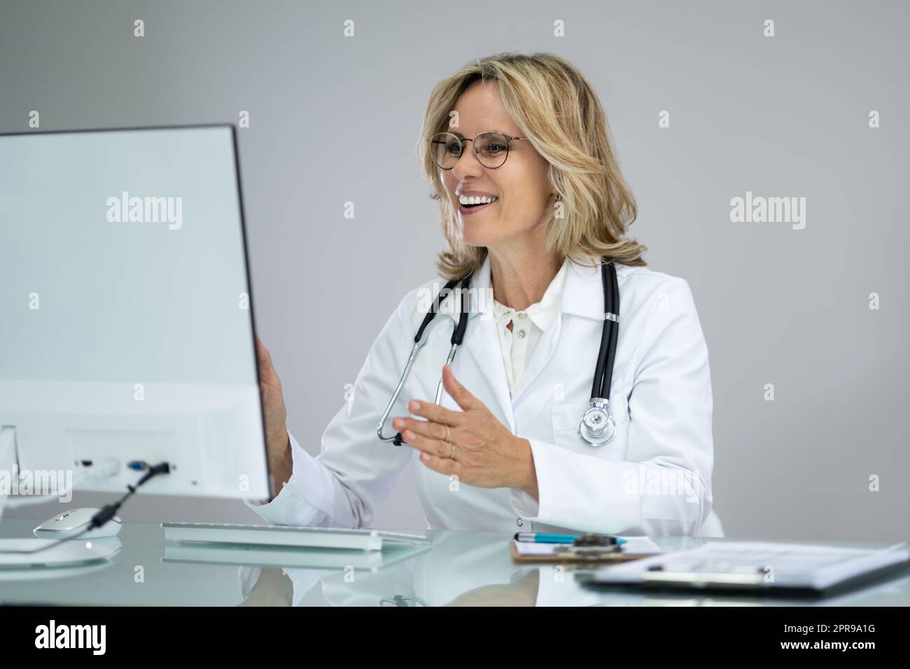 Online video chat lady doctor hi-res stock photography and images - Alamy