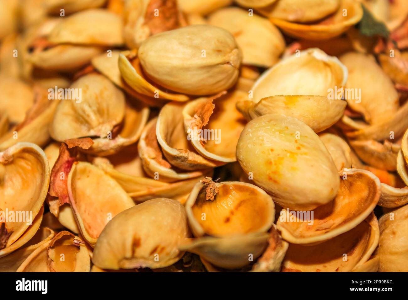 Many pistachio nuts and shells texture pattern Stock Photo - Alamy