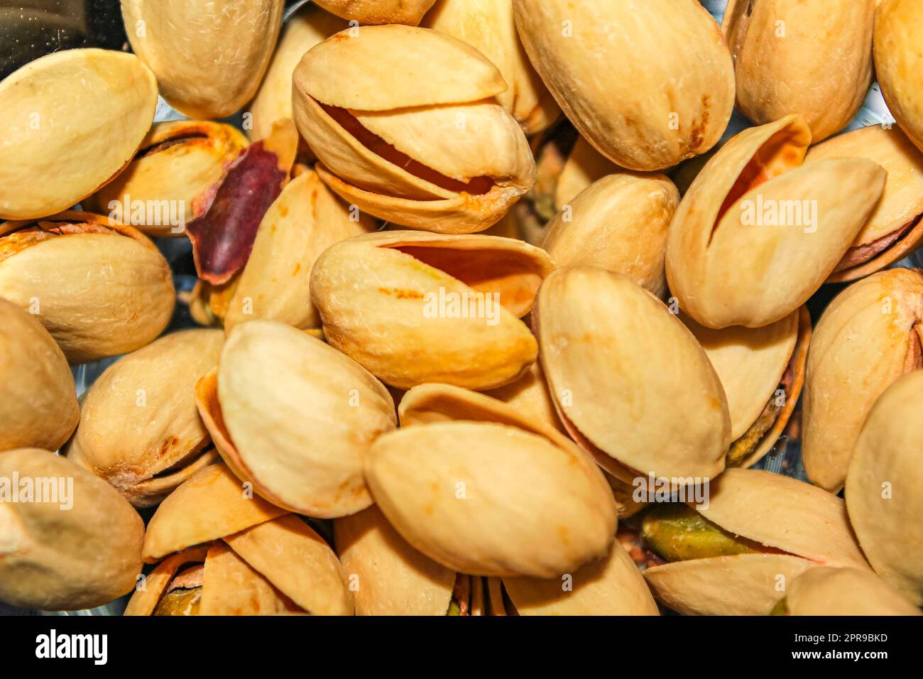 Many pistachio nuts and shells texture pattern Stock Photo - Alamy