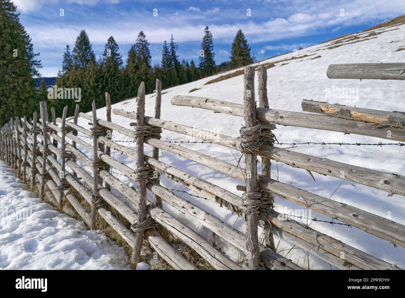 Old fence mountain hi-res stock photography and images - Alamy