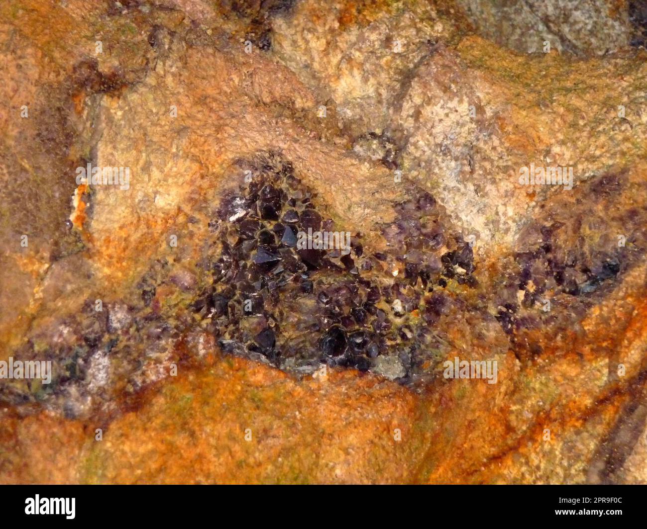 Amethyst rocks hi-res stock photography and images - Alamy
