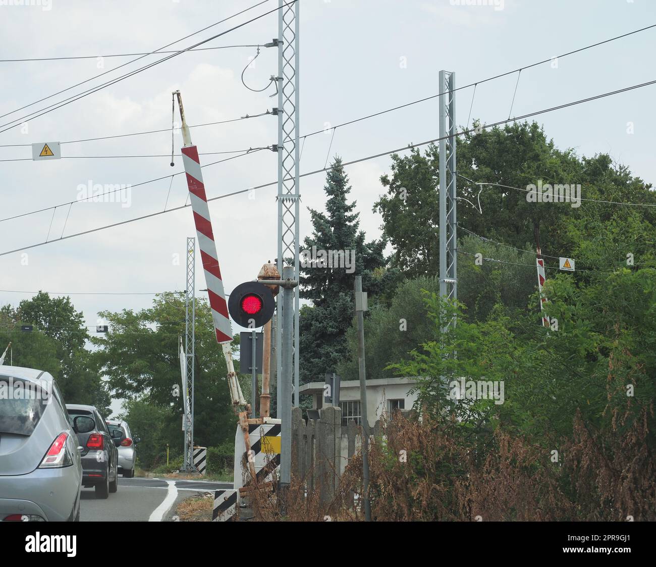 cars at rail level crossing Stock Photo - Alamy