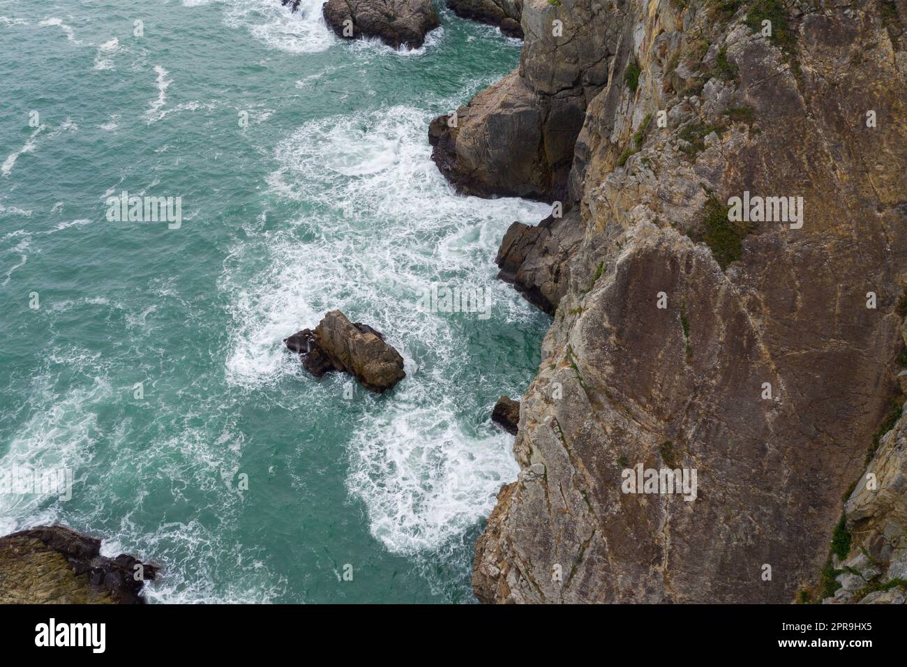Ocean waves splash against rocks Stock Photo - Alamy