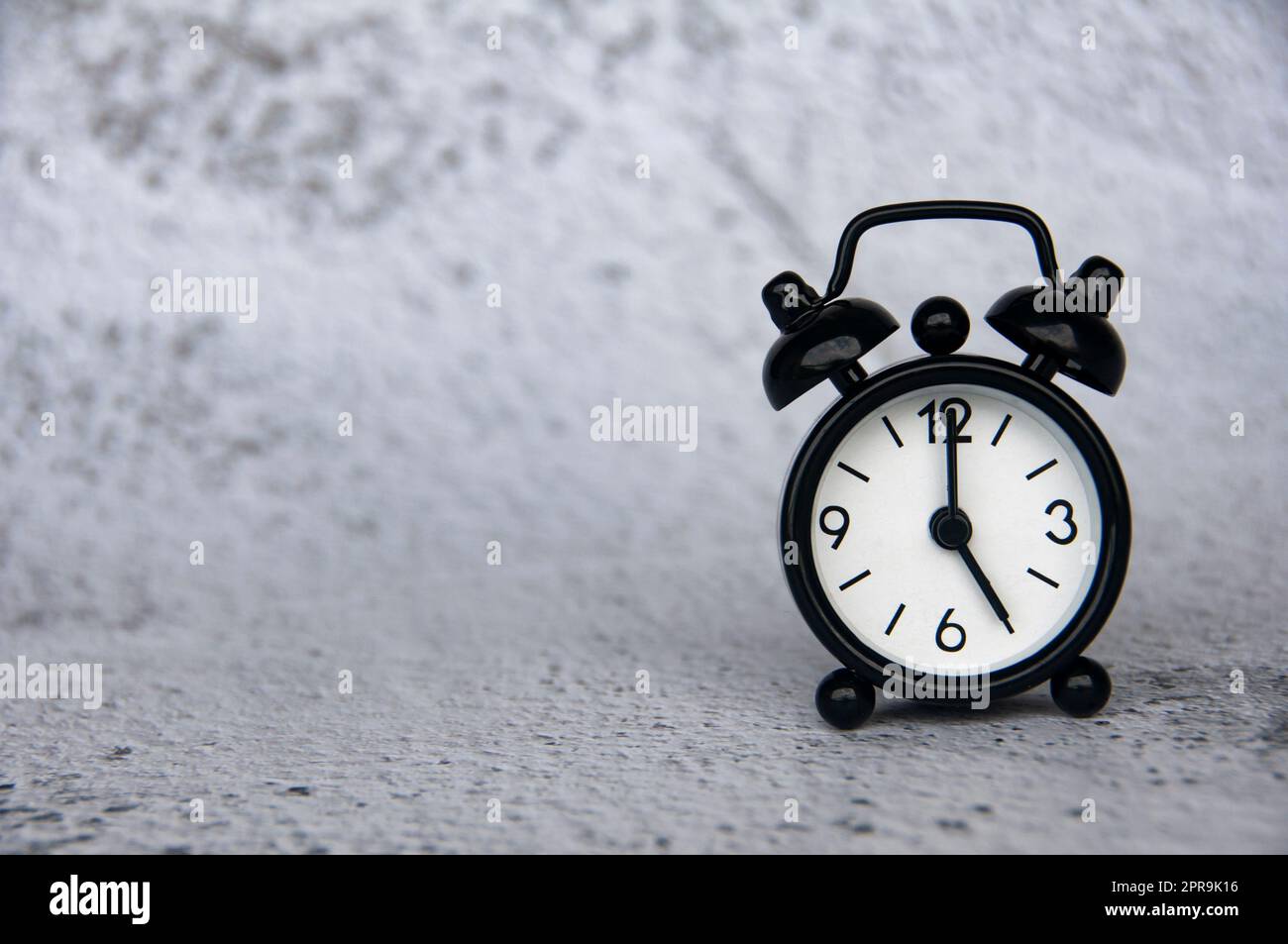 Alarm clock pointing at 5 o'clock with customizable space for ideas or ...