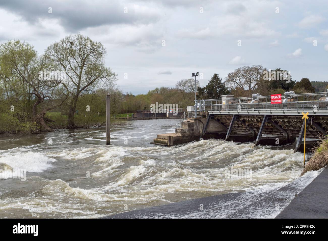 The lock at Hambleden Lock on the River Thames at Hambleden, Henley ...