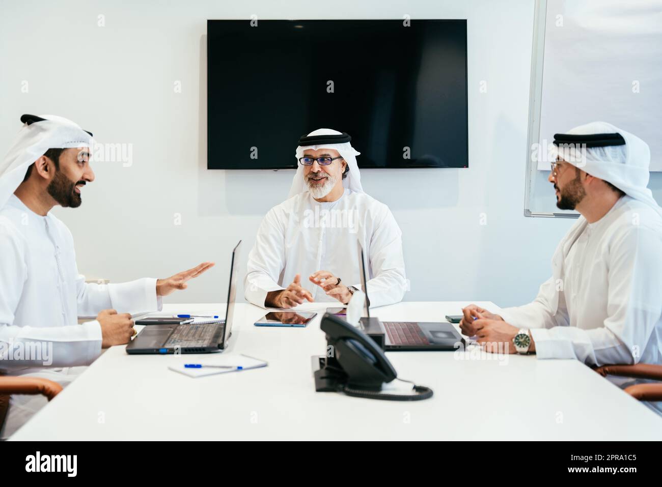 Group of middle-eastern corporate business people wearing traditional ...