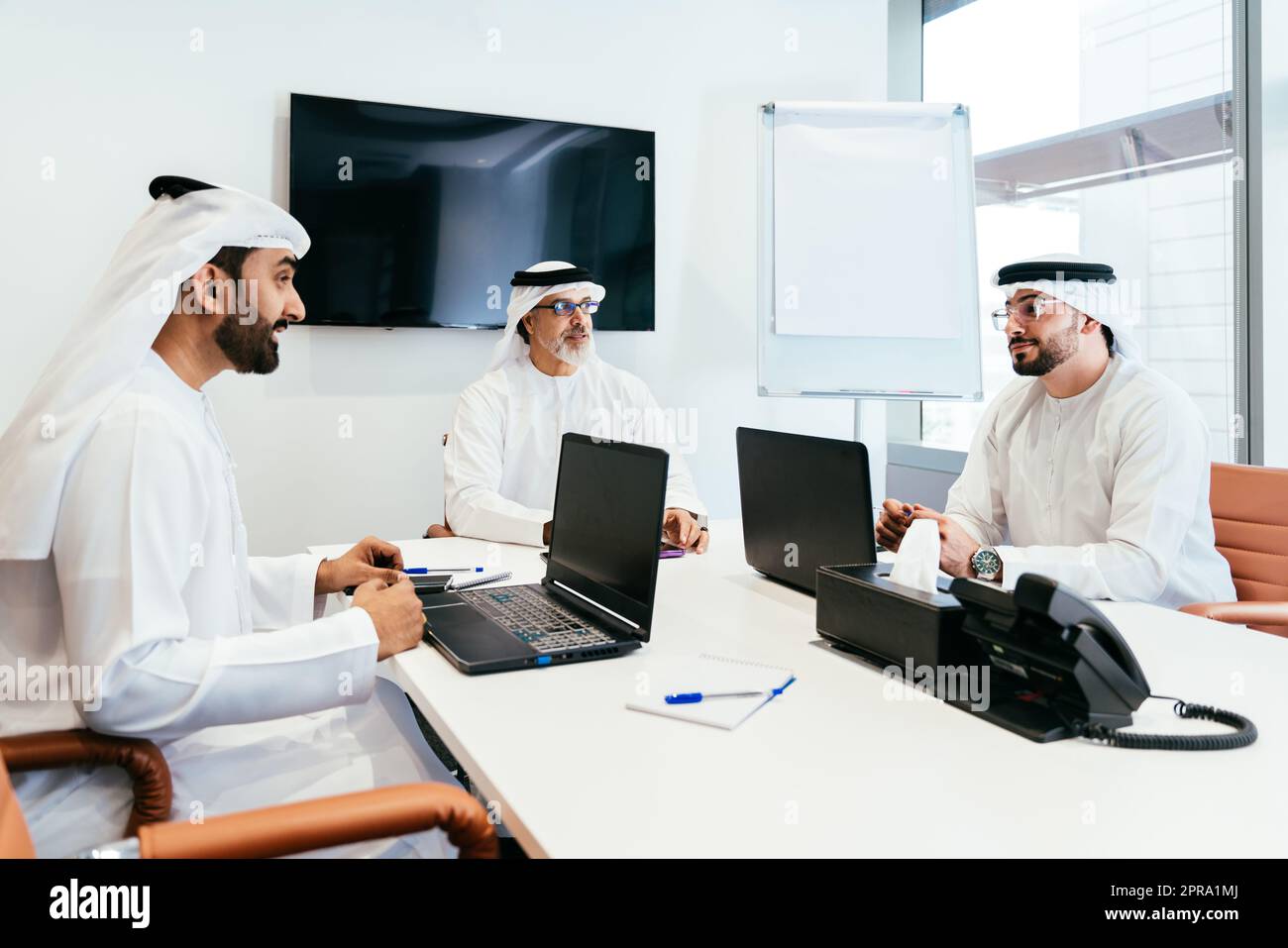 Group of middle-eastern corporate business people wearing traditional ...