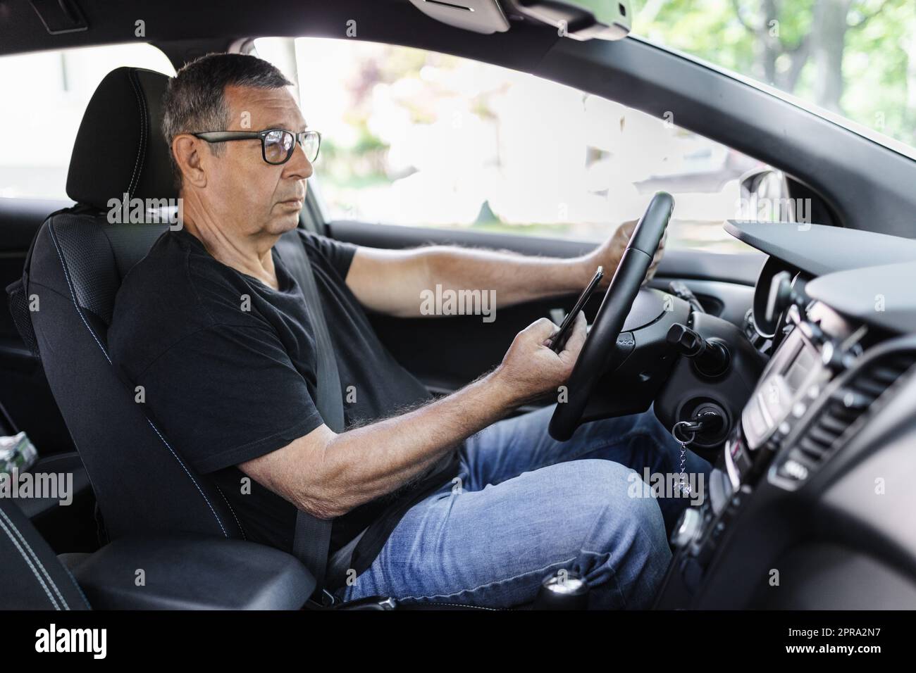 Using mobile when driving hi-res stock photography and images - Alamy