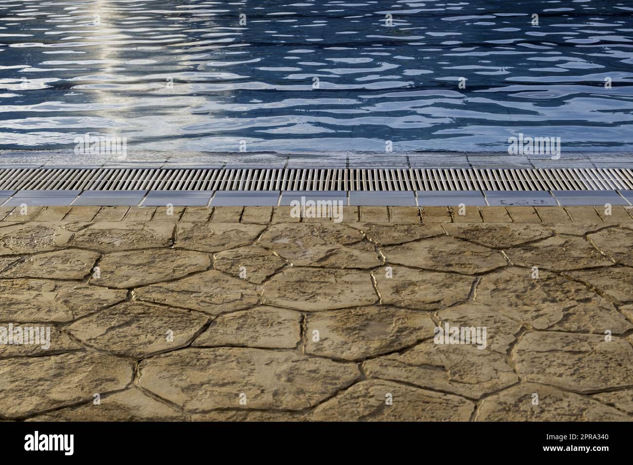 Edge of a swimming pool Stock Photo - Alamy