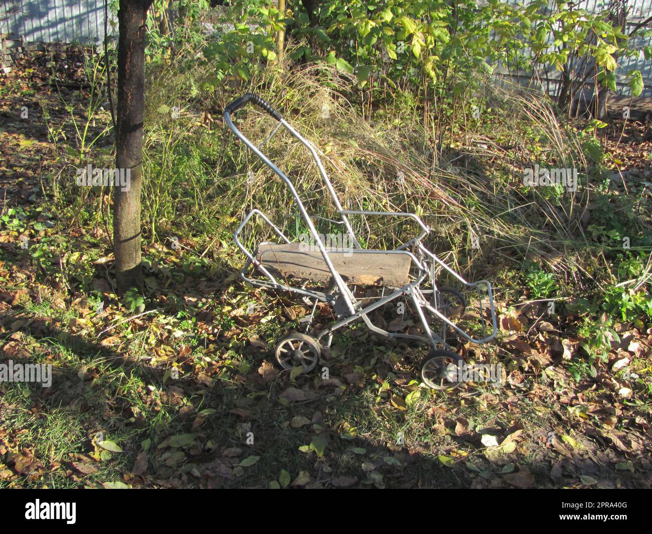 Empty garden hi-res stock photography and images - Alamy