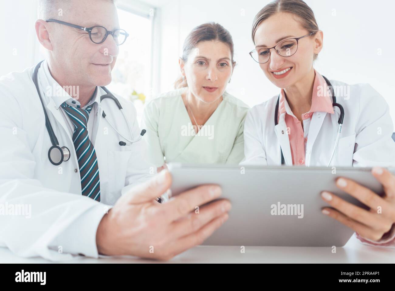 Team doctors in meeting hi-res stock photography and images - Alamy