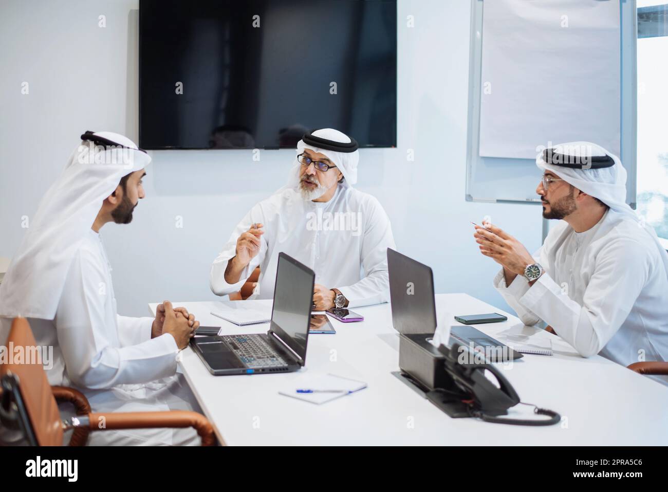 Group of middle-eastern corporate business people wearing traditional ...