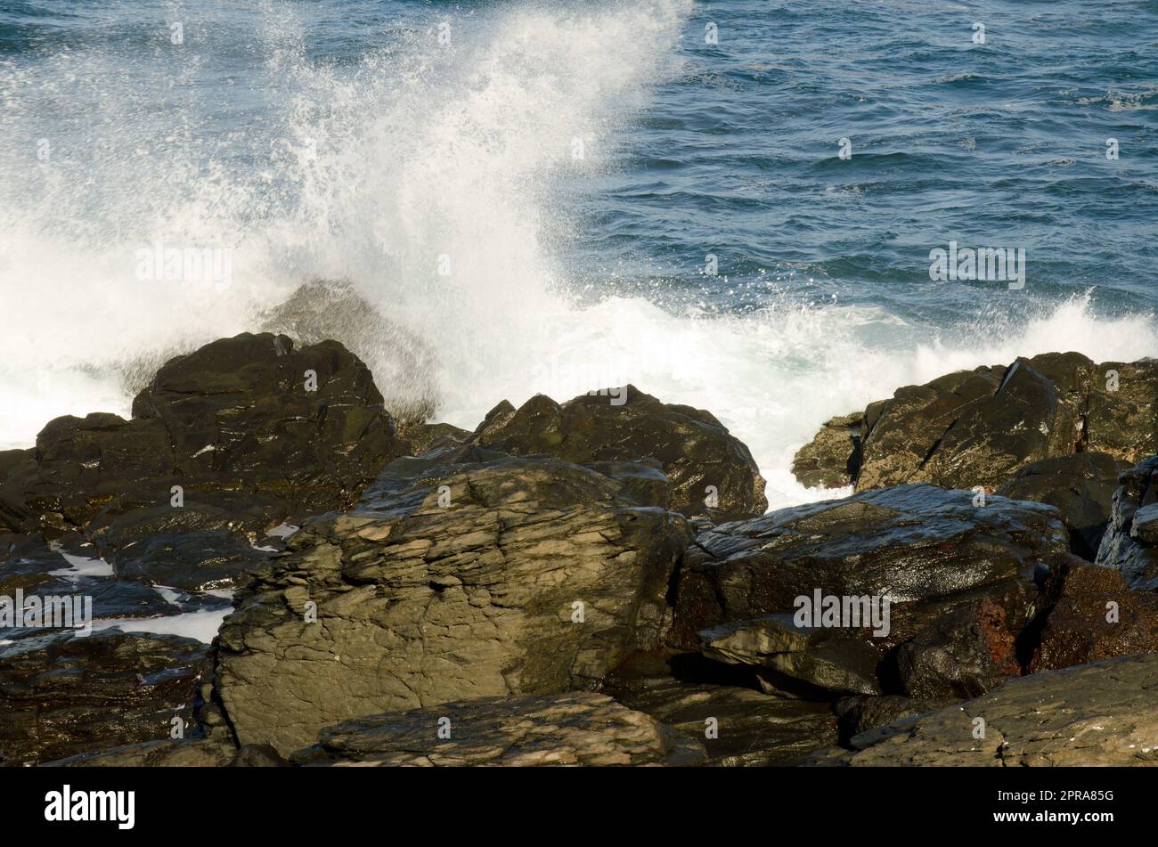 Wave on cliff hi-res stock photography and images - Alamy