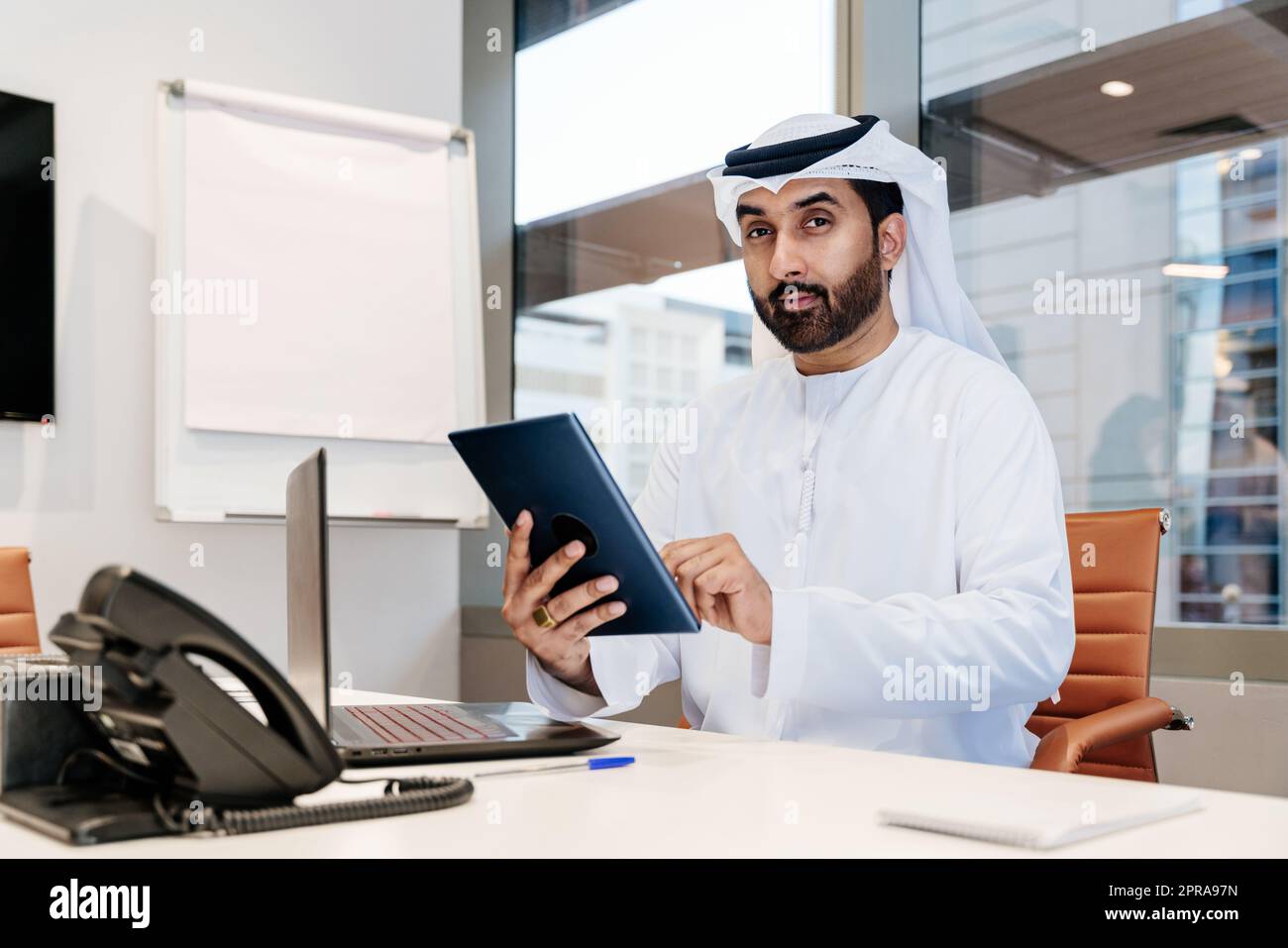 Group of middle-eastern corporate business people wearing traditional ...