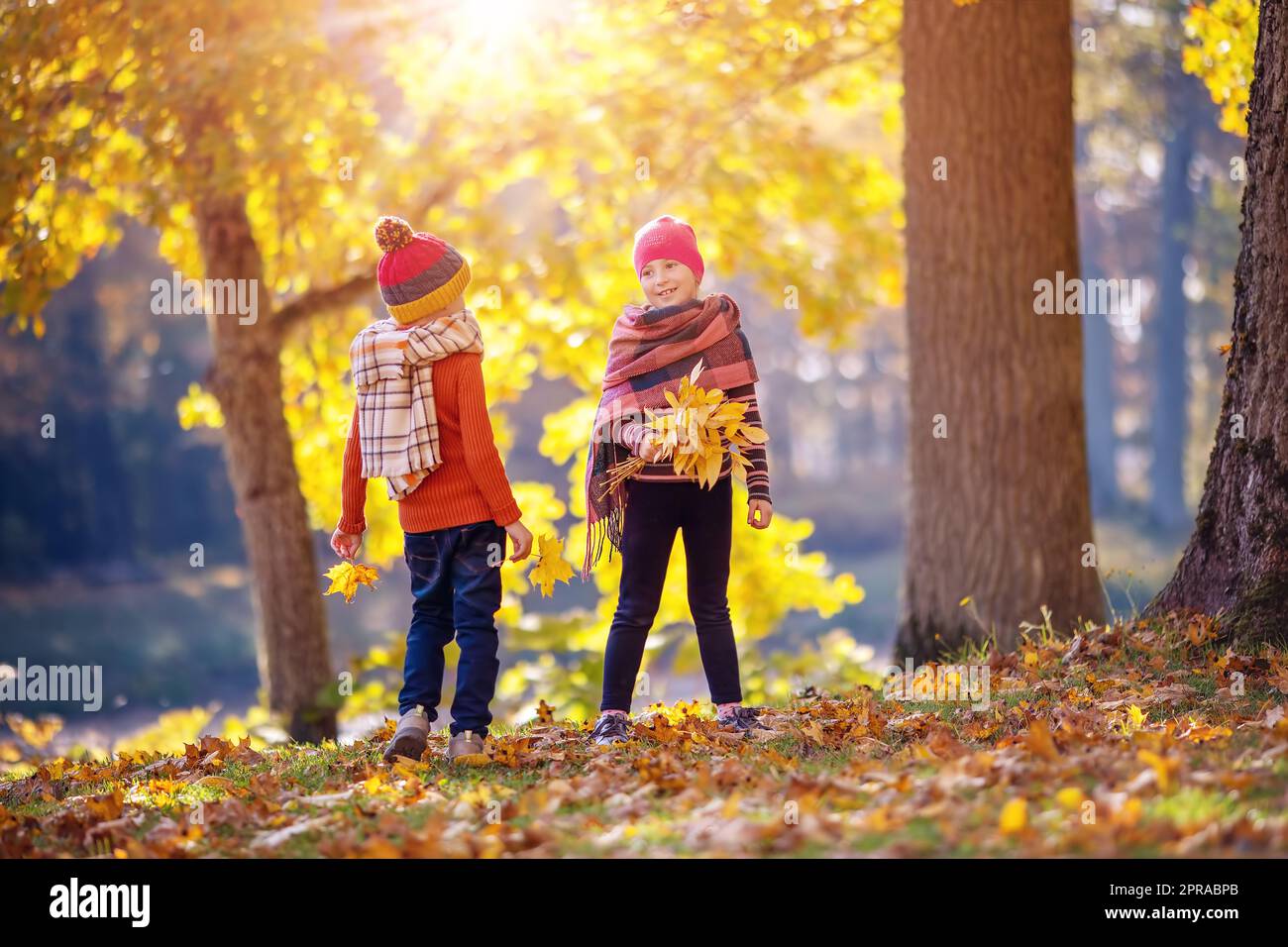 Children outside in october hi-res stock photography and images - Alamy