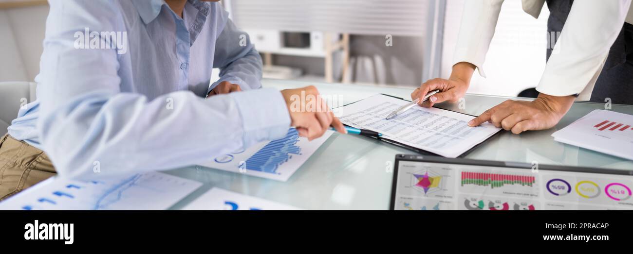 Teamwork table hi-res stock photography and images - Alamy