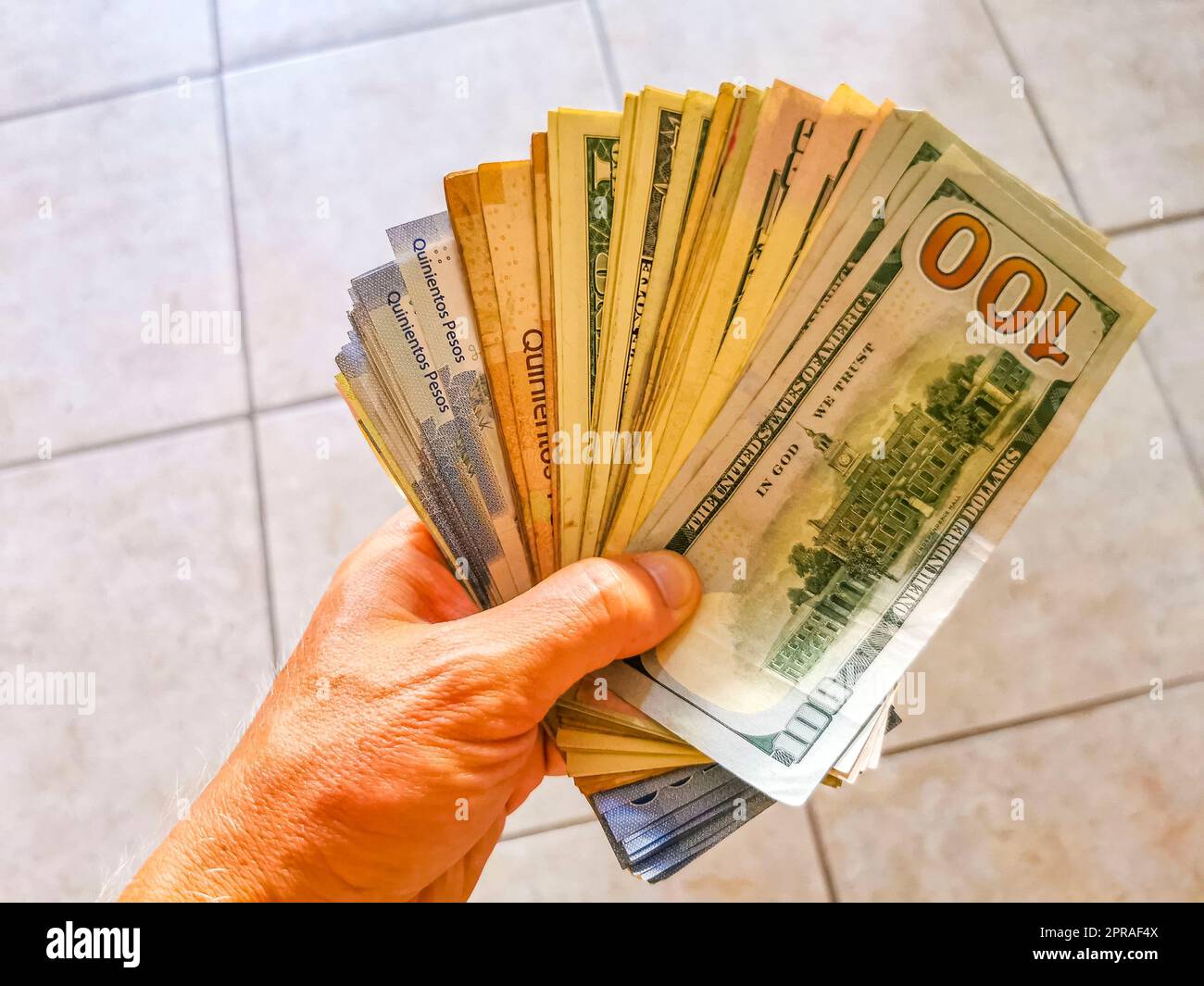 Hand with banknotes hi-res stock photography and images - Alamy