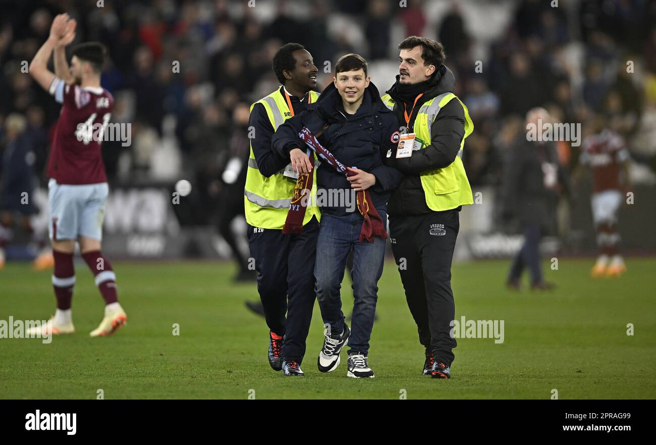 London, UK. 26th Apr, 2023. A pitch invader is caught by security ...