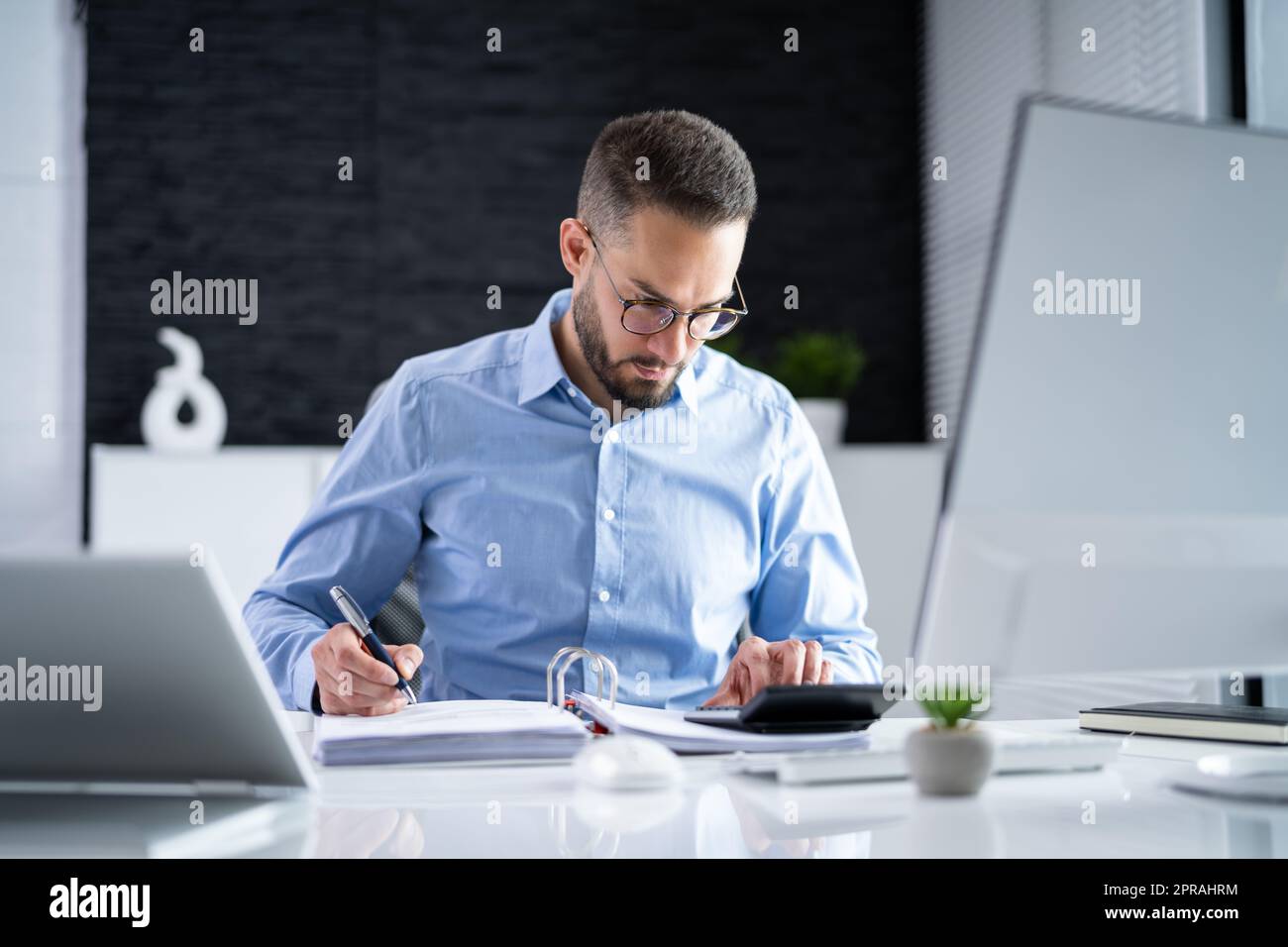Accountant man hi-res stock photography and images - Alamy
