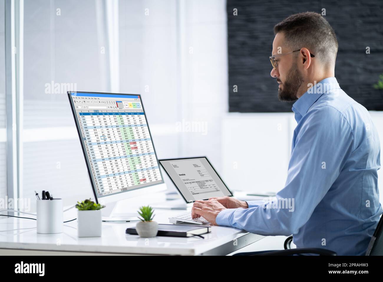 Digital Electronic Bill And Accountant E Invoice Stock Photo - Alamy