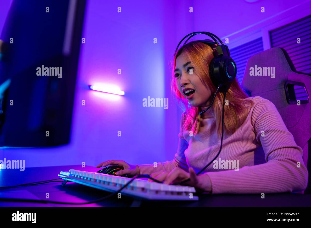 Happy Gamer endeavor plays online video games tournament with computer ...