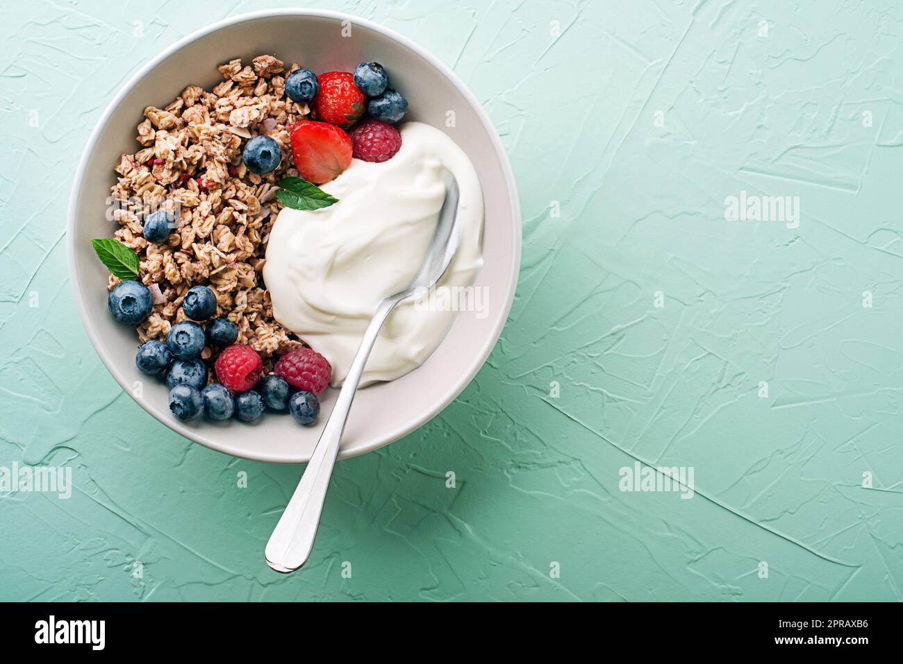 Oatmeal yogurt fresh strawberries hi-res stock photography and images - Alamy