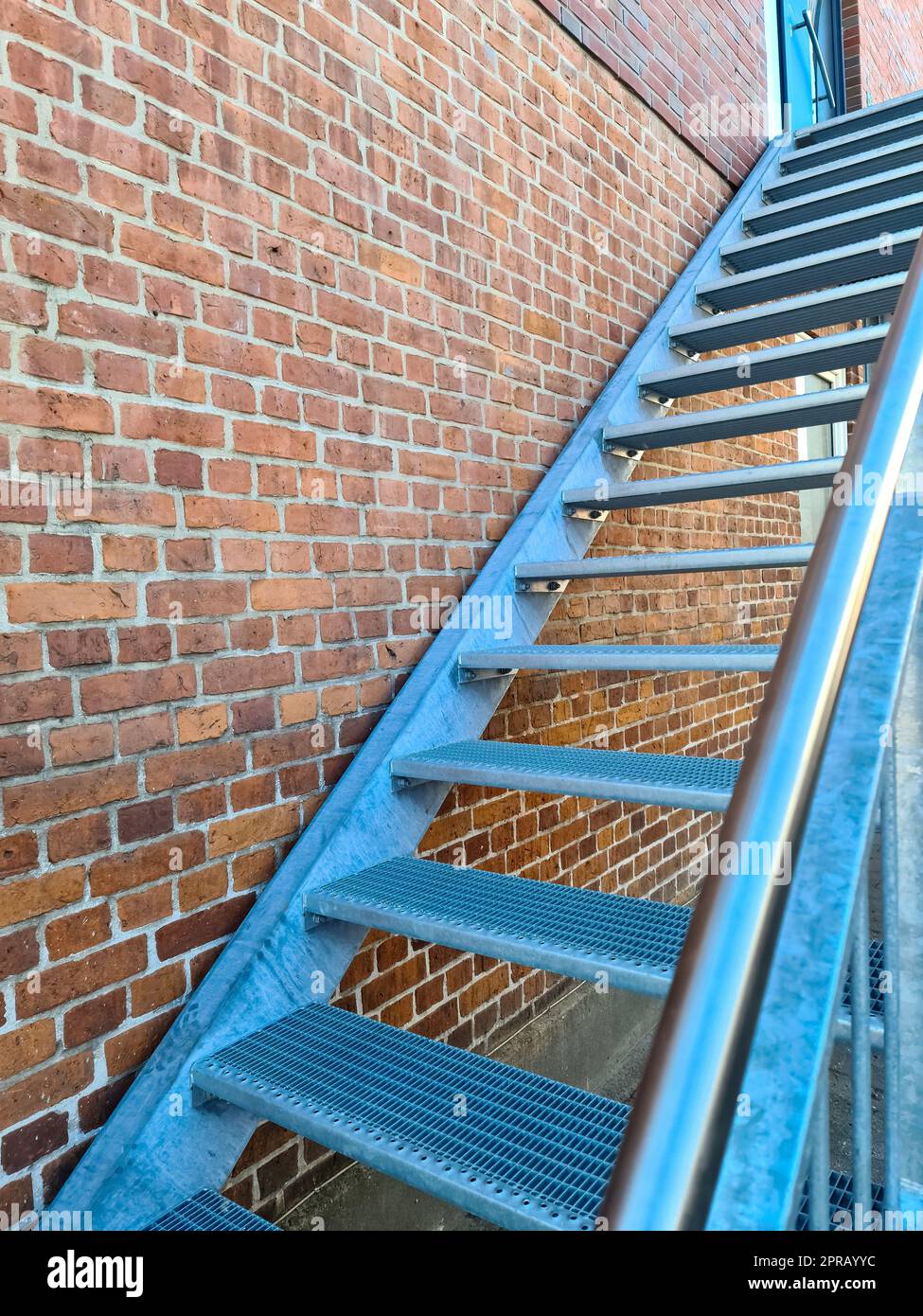 In front of metallic building hi-res stock photography and images - Alamy