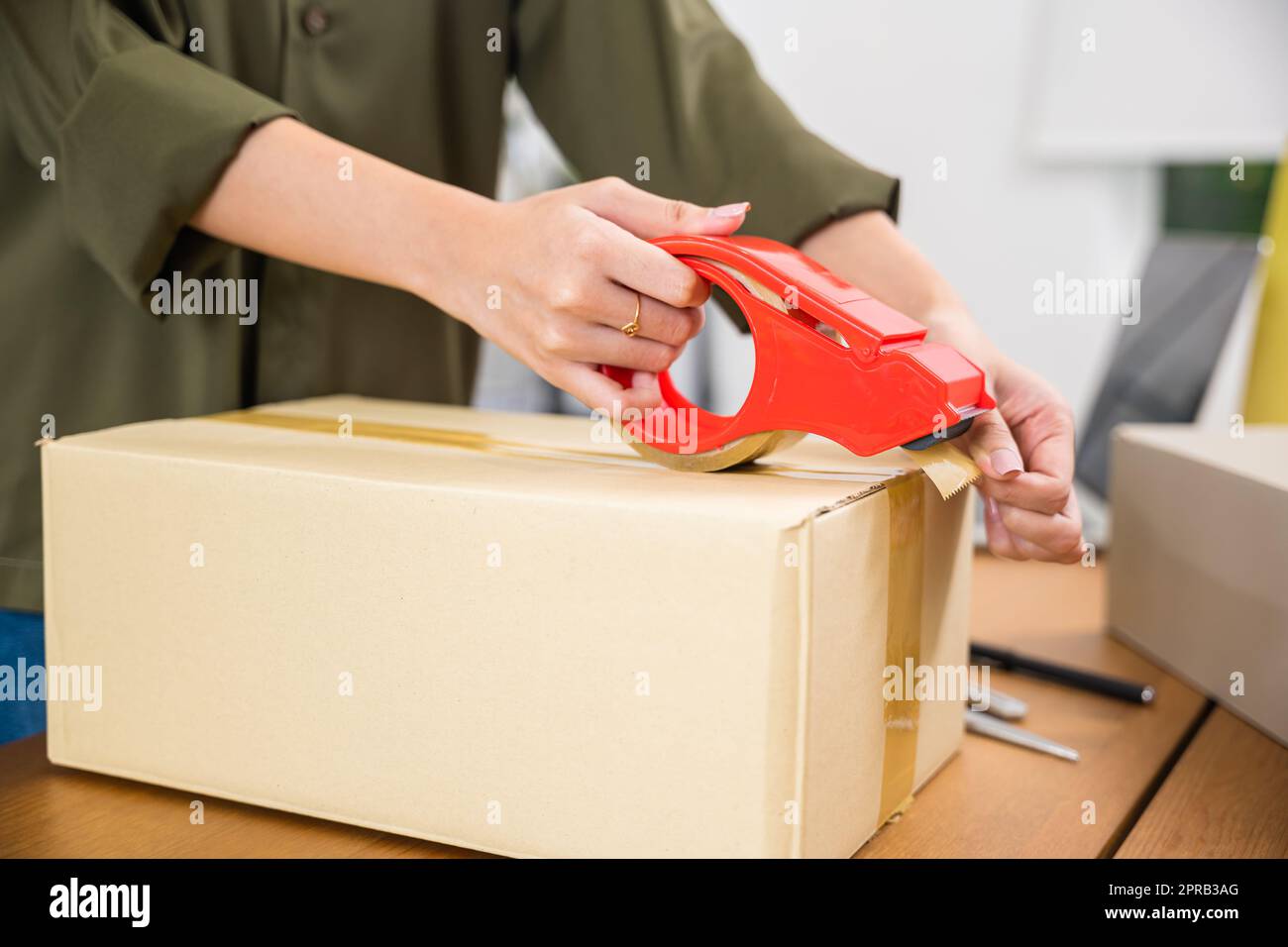 Office packing hi-res stock photography and images - Alamy