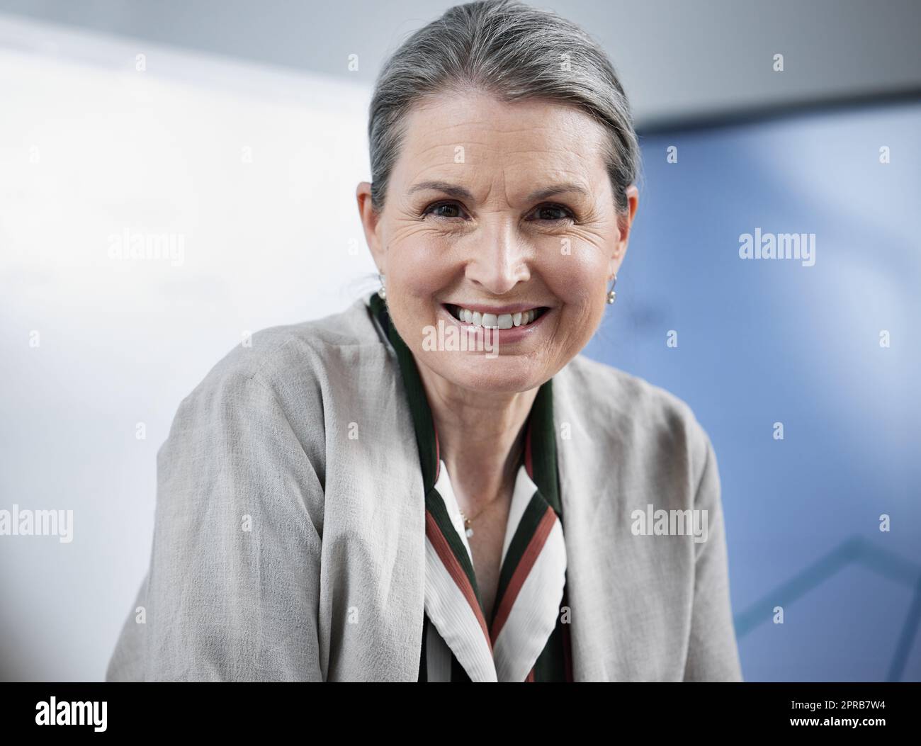 Leading a team at work hi-res stock photography and images - Alamy