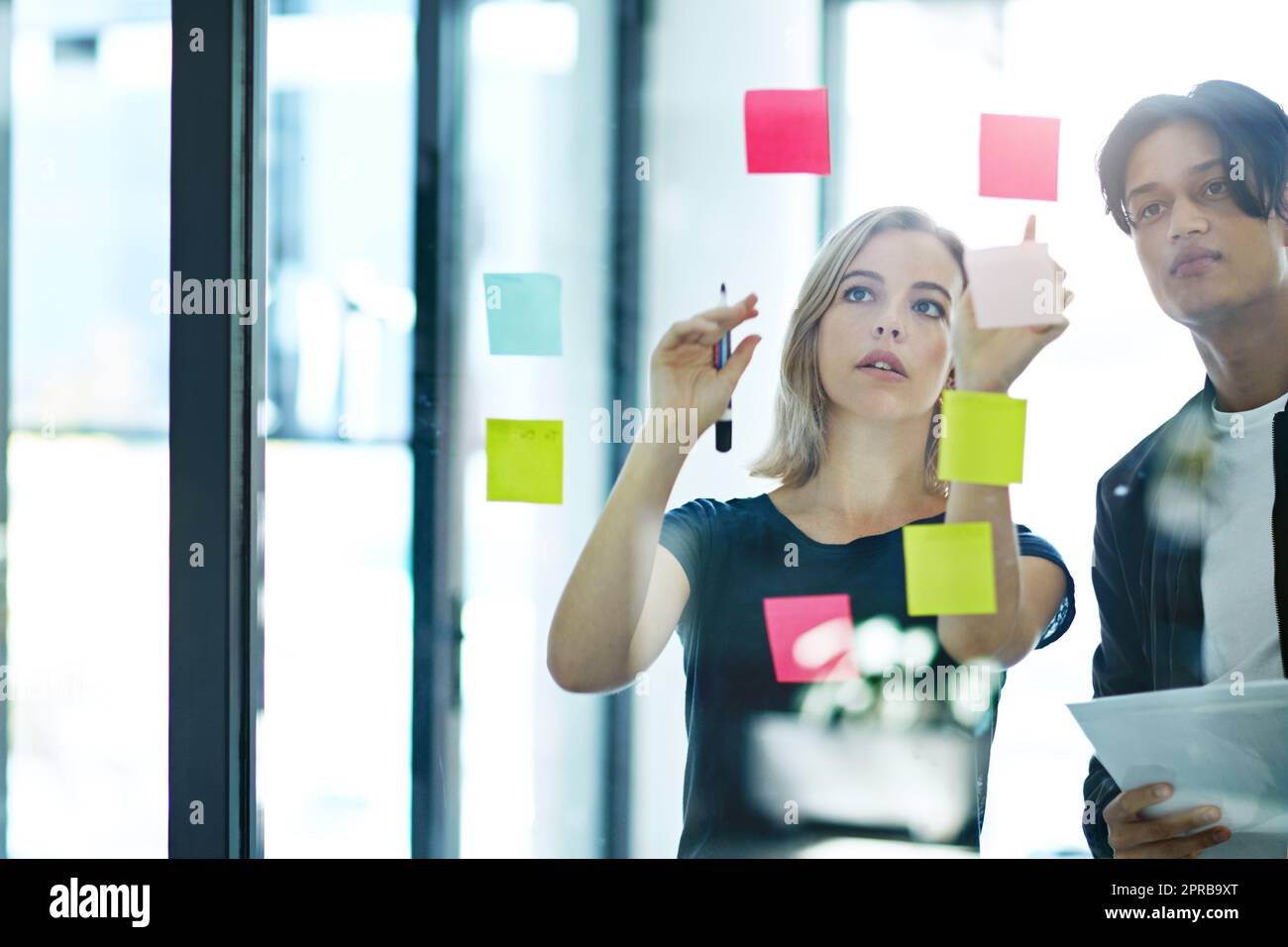 Businesspeople brainstorm hi-res stock photography and images - Alamy