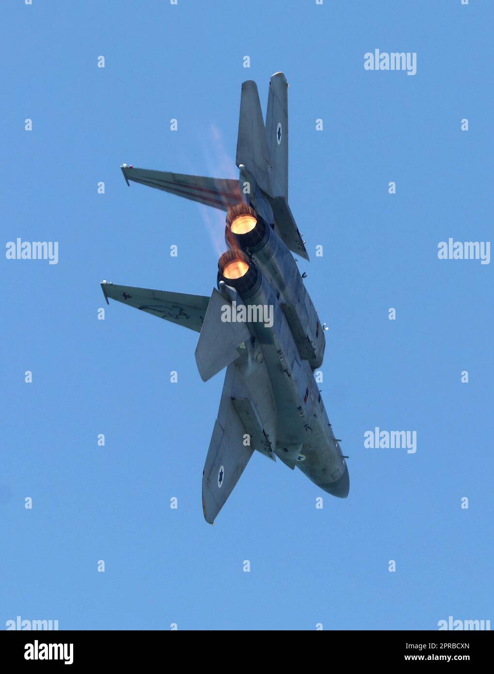 (230426) -- TEL AVIV, April 26, 2023 (Xinhua) -- A fighter jet performs ...