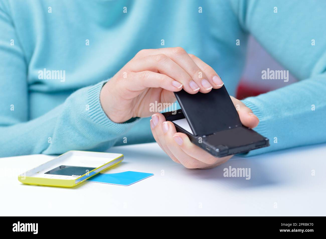 Woman hand putting a battery into a smart phone Stock Photo - Alamy