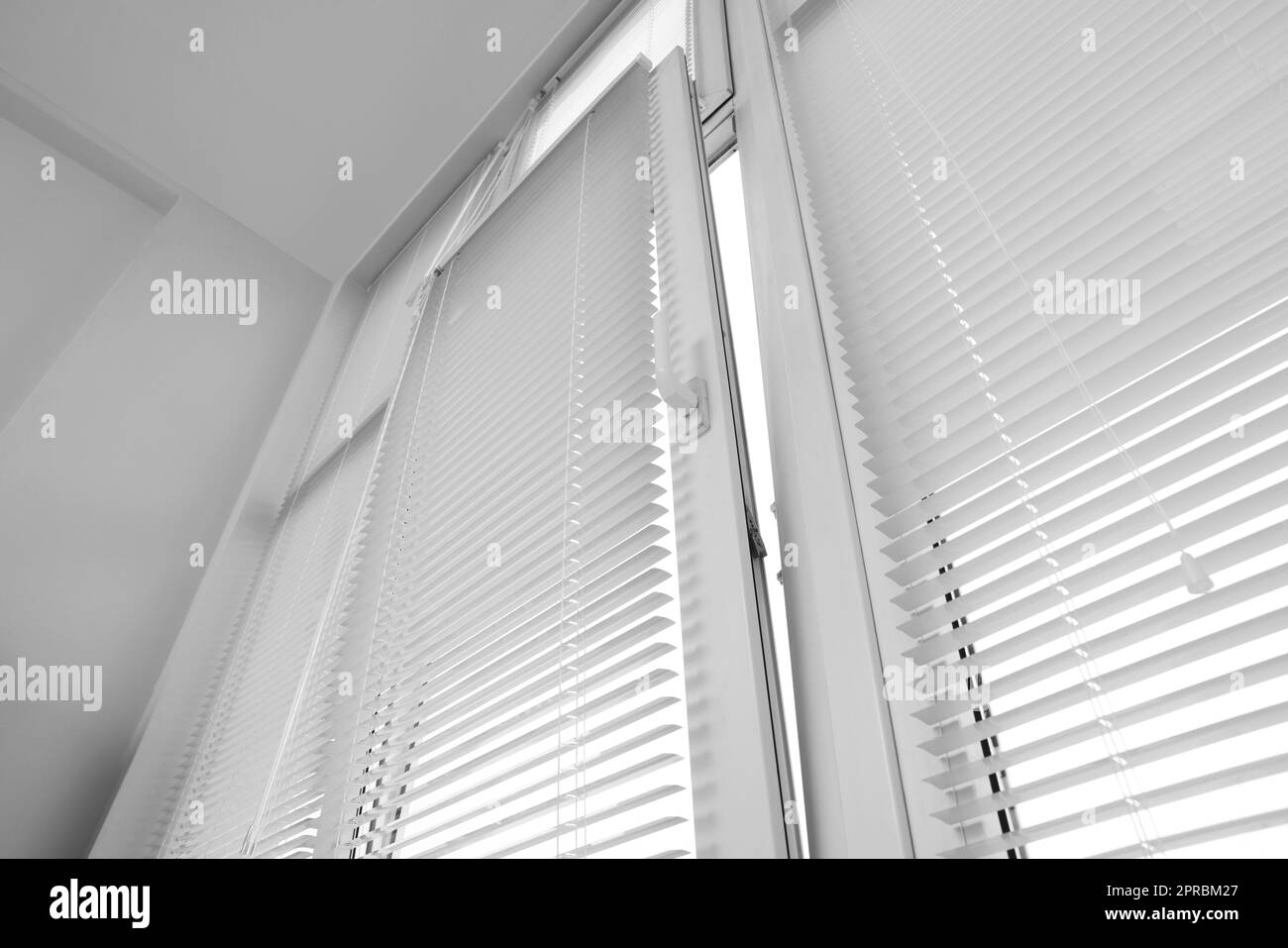 Horizontal lines in ceiling hi-res stock photography and images - Alamy