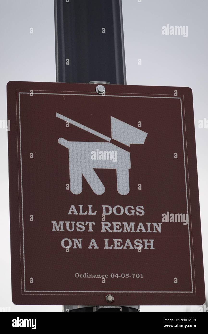 Dogs must remain on leash sign in California USA Stock Photo - Alamy