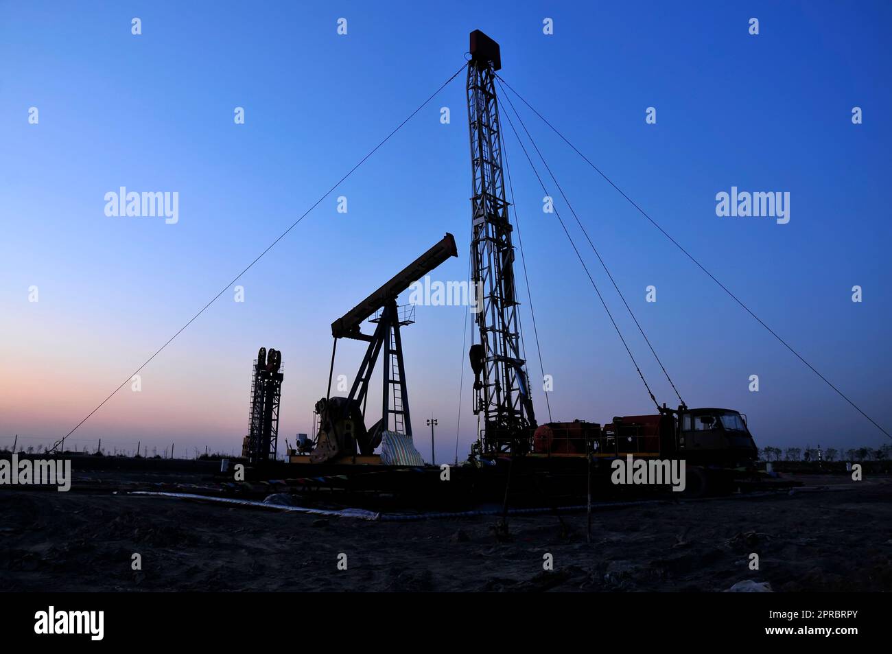 Natural gas rig china hi-res stock photography and images - Alamy
