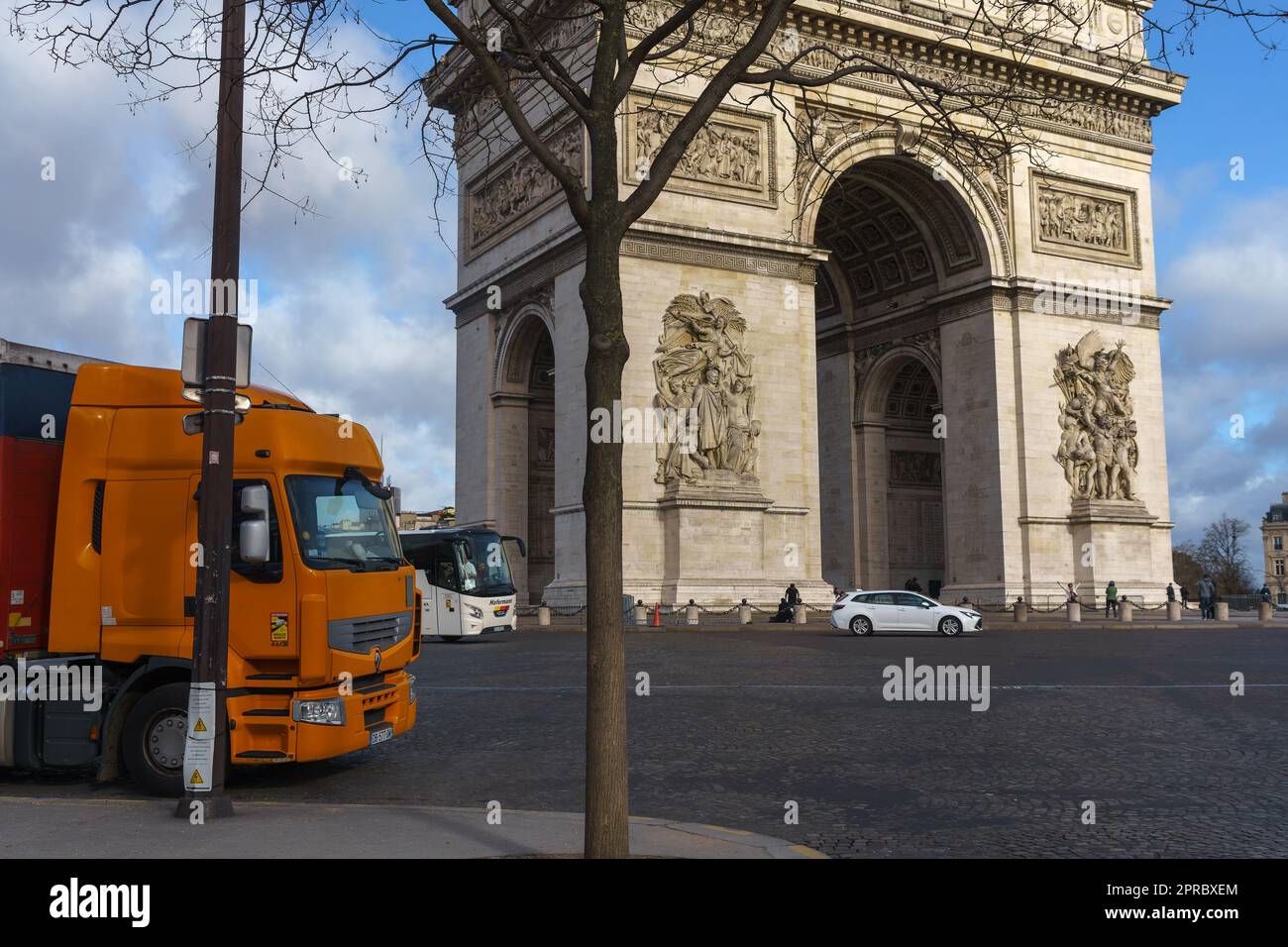 Arc de triomphe roundabout hi-res stock photography and images - Alamy