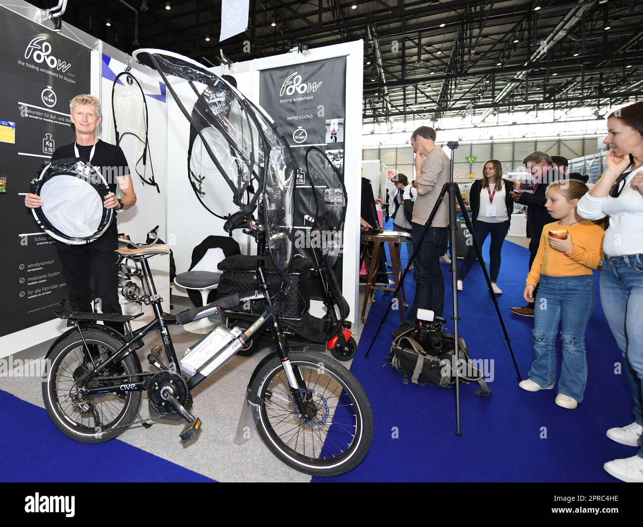 (230427) -- GENEVA, April 27, 2023 (Xinhua) -- An inventor demonstrates ...