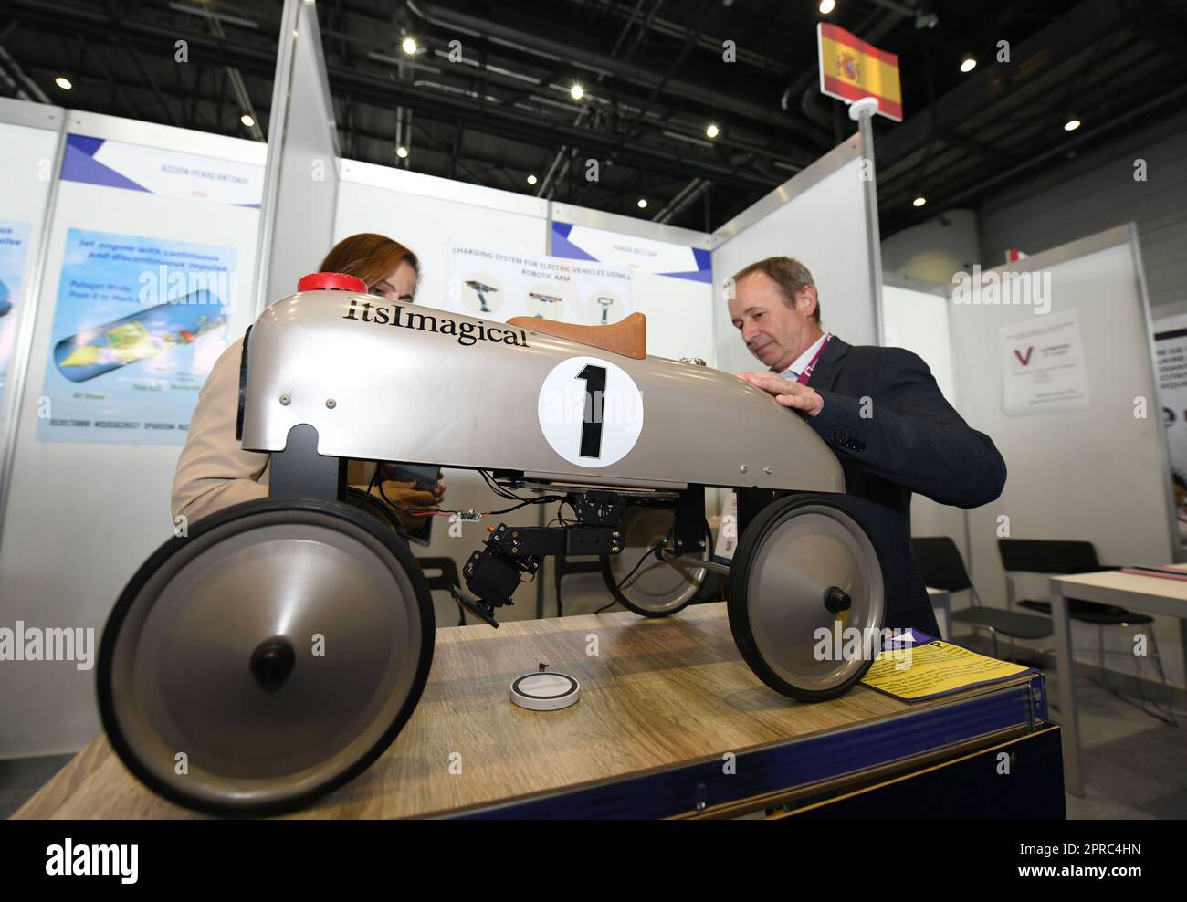 (230427) -- GENEVA, April 27, 2023 (Xinhua) -- People view a charging system for electric ...