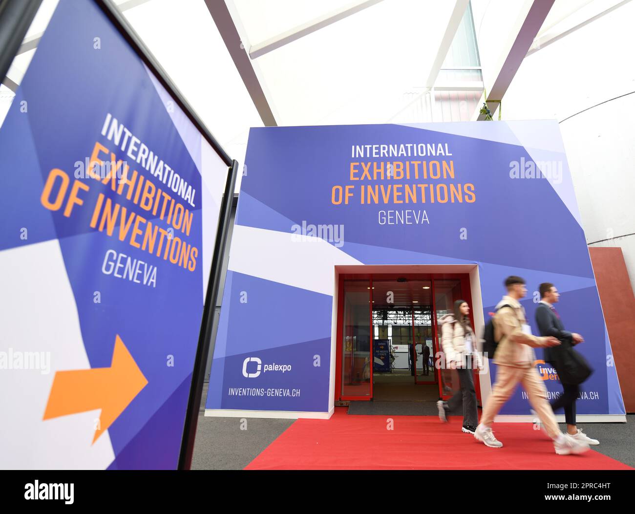 (230427) -- GENEVA, April 27, 2023 (Xinhua) -- People visit the 48th International Exhibition of ...