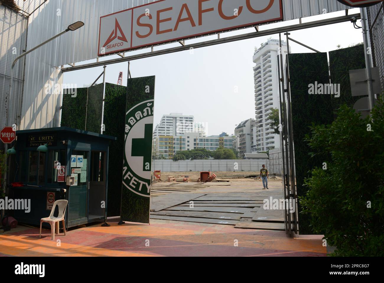 Construction site of the 10th Avenue complex on Sukhumvit Soi 10 in ...