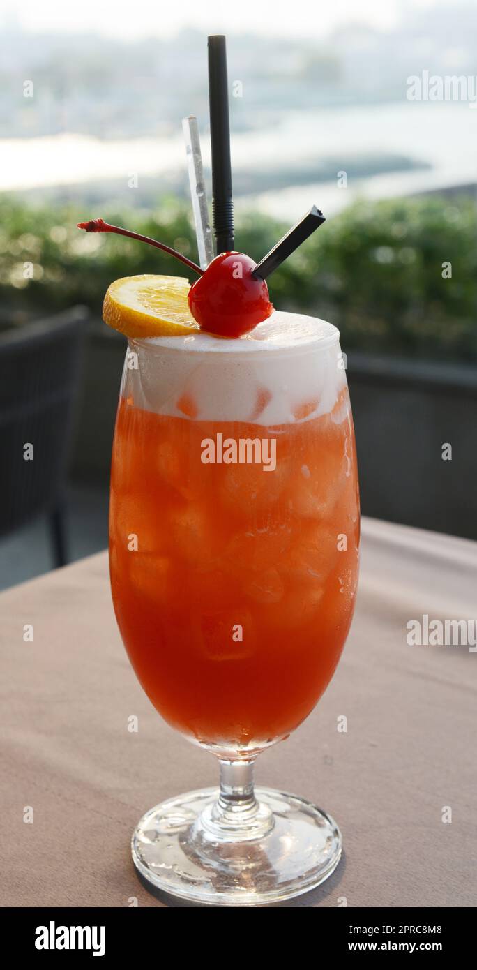 Cocktail rooftop bar hi-res stock photography and images - Alamy